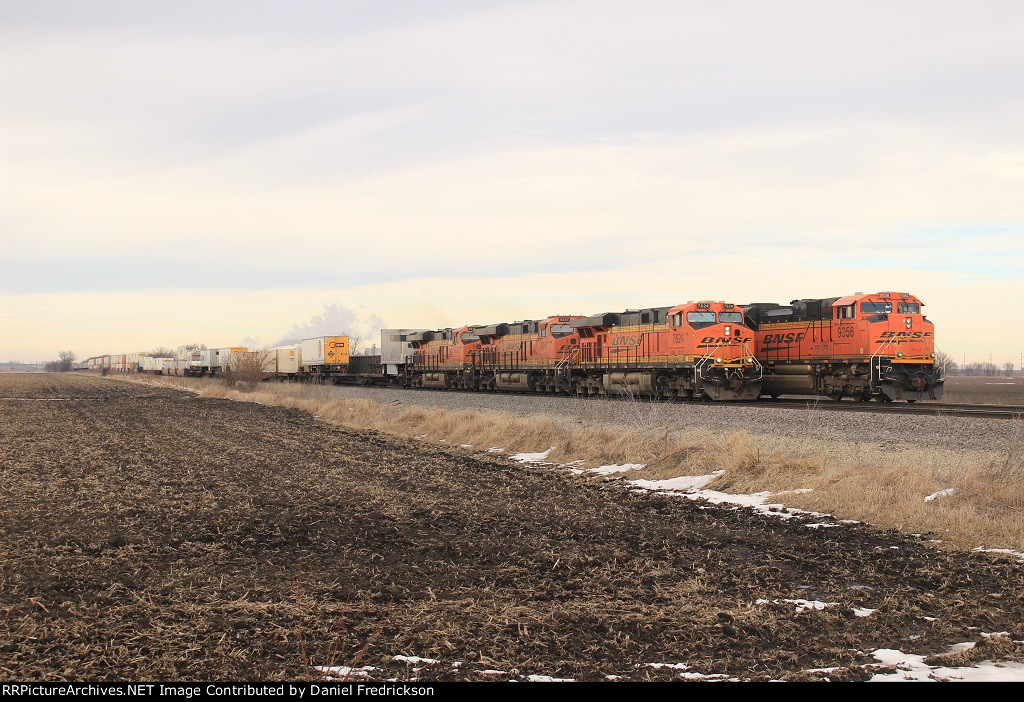 BNSF 7624 meets BNSF 9056